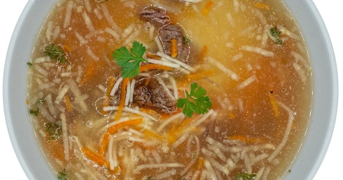 Pappudia Rindssuppe mit Fleisch und Nudeln