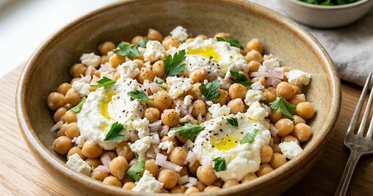 Schneller Kichererbsensalat mit Ricotta & Feta | Gurkerl Küche